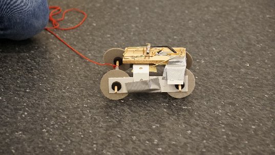 Een zelfrijdend autootje maken van een muizenval tijdens de Make IT Day ...